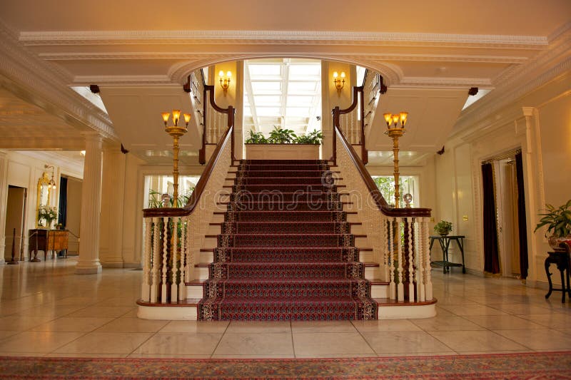 Foyer Dans La Maison Luxueuse Photo stock - Image du tapis, intérieur ...