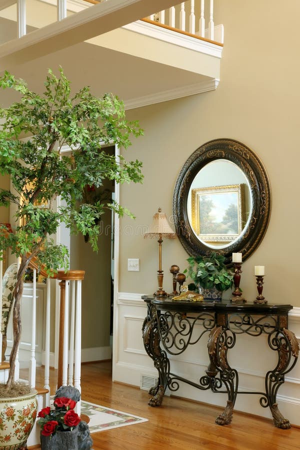 Foyer de maison classieuse photo stock. Image du décorez - 2177570