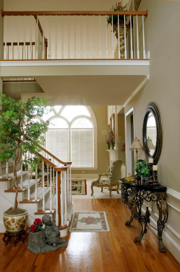 Foyer de maison classieuse photo stock. Image du demi - 2177578