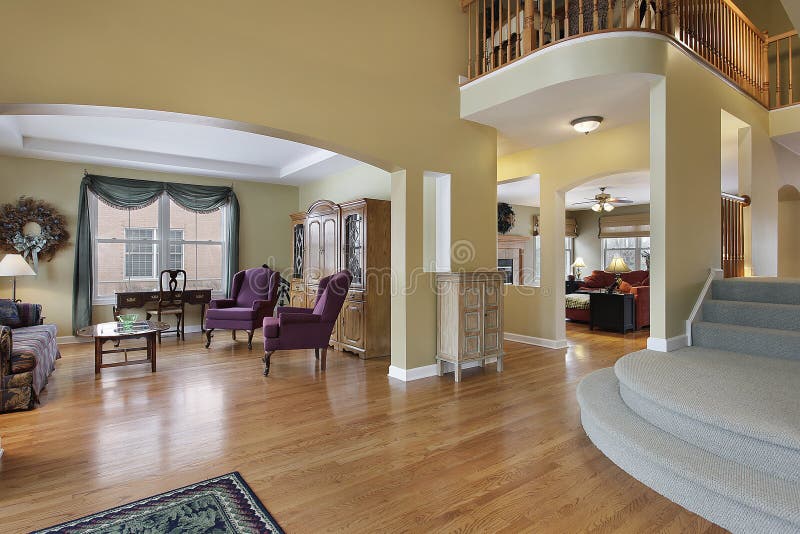 Foyer Mit Wohnzimmeransicht Stockbild - Bild von haus, zuhause: 15757429