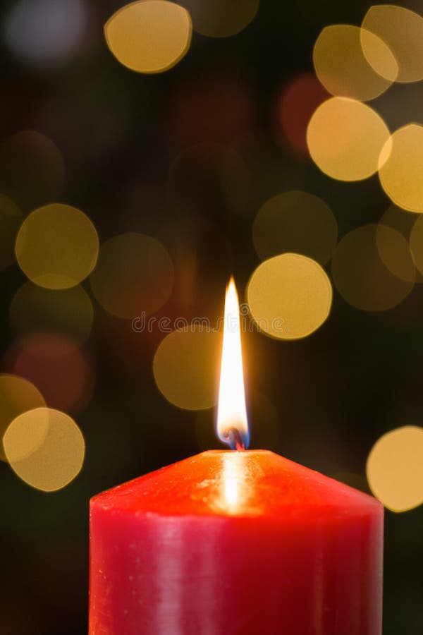 Foyer Sur La Bougie Rouge De Noël Image stock - Image du célébration ...