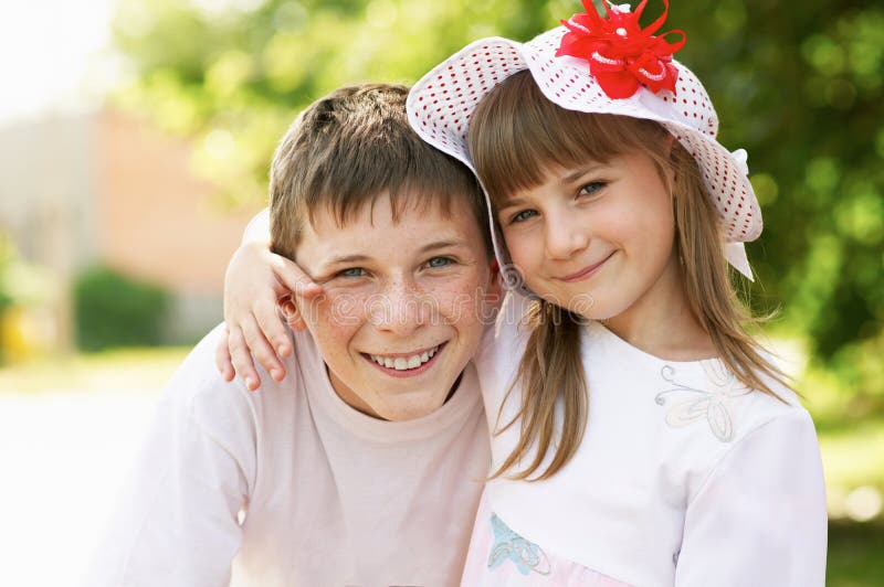 Ados frère et soeur photo stock. Image du fond, mignon - 113333700