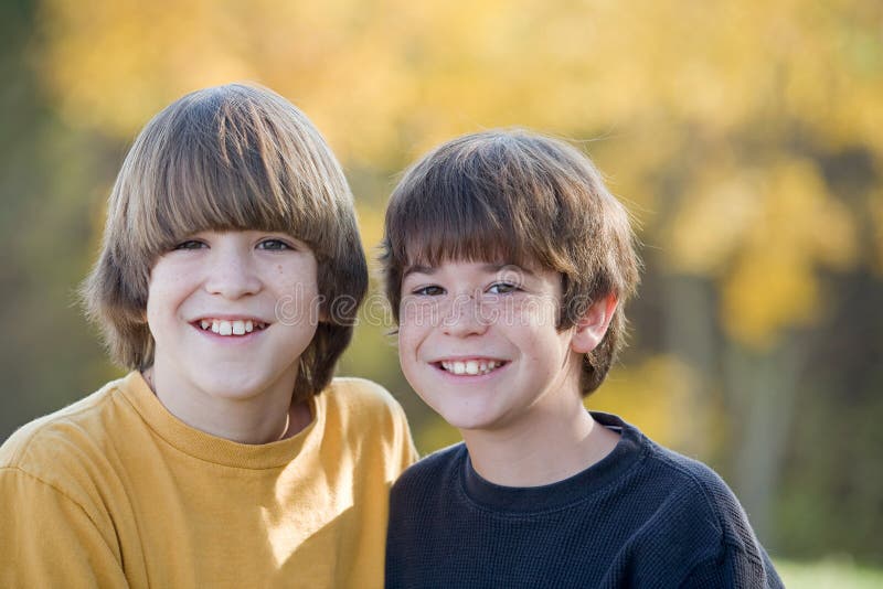 Portrait Du Sourire Adolescent De Frères D'Afro-américain Image stock ...