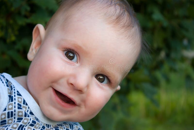 Fröhliches Kind stockfoto. Bild von vertraut, freundlich - 3122518