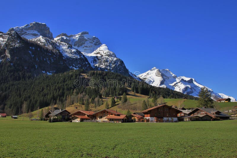 Dorf Gsteig Bei Gstaad Und Hochgebirge Stockfoto - Bild von zieleinheit ...
