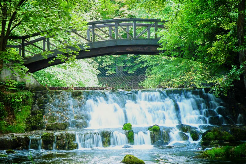 Quelle von Fluss Bosna stockfoto. Bild von wald, grün - 54603048