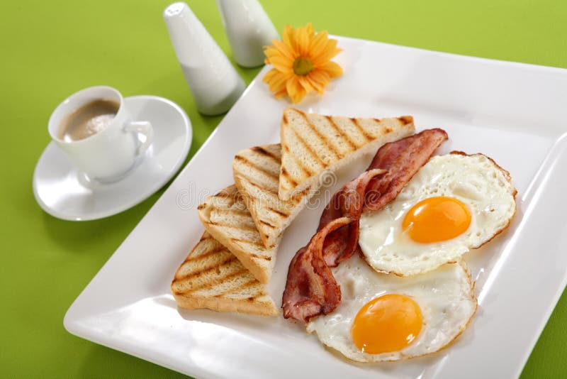 Frühstück - Toast, Eier, Speck Stockbild - Bild von kaffee, gebraten ...