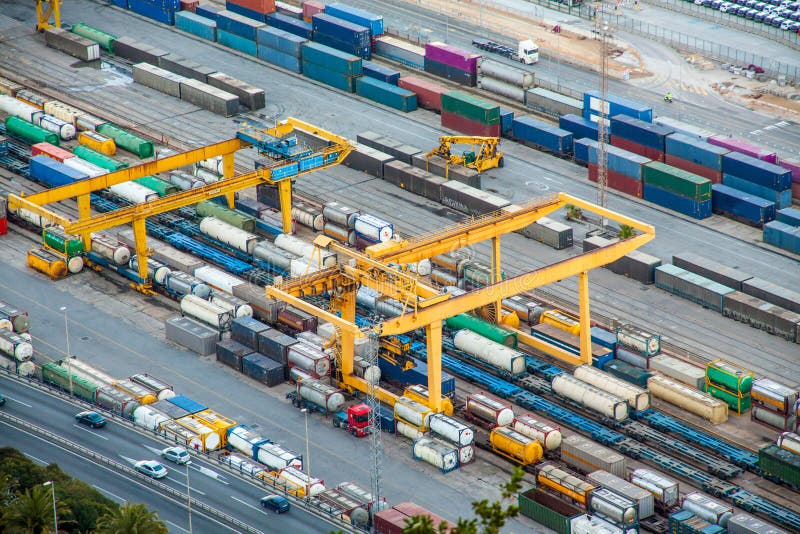 LKW-Container Transport Der Fracht Europa Industrielle Infrastruktur ...