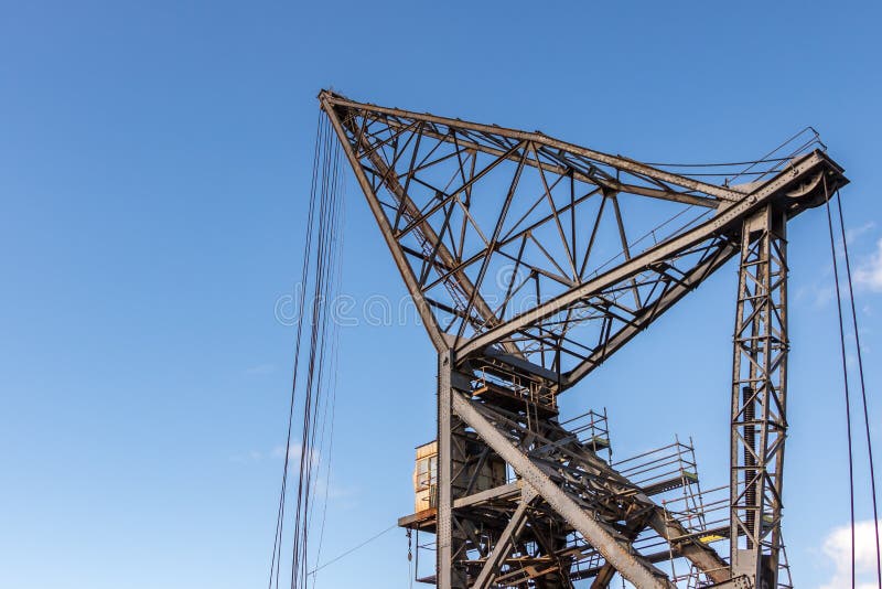 Kaikran Im Vertikalen Aufbau Stockbild - Bild von einfuhr, kanal: 24514757