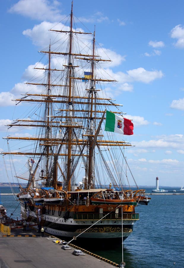 Fragata militar antigua foto de archivo. Imagen de orgullo - 11387892