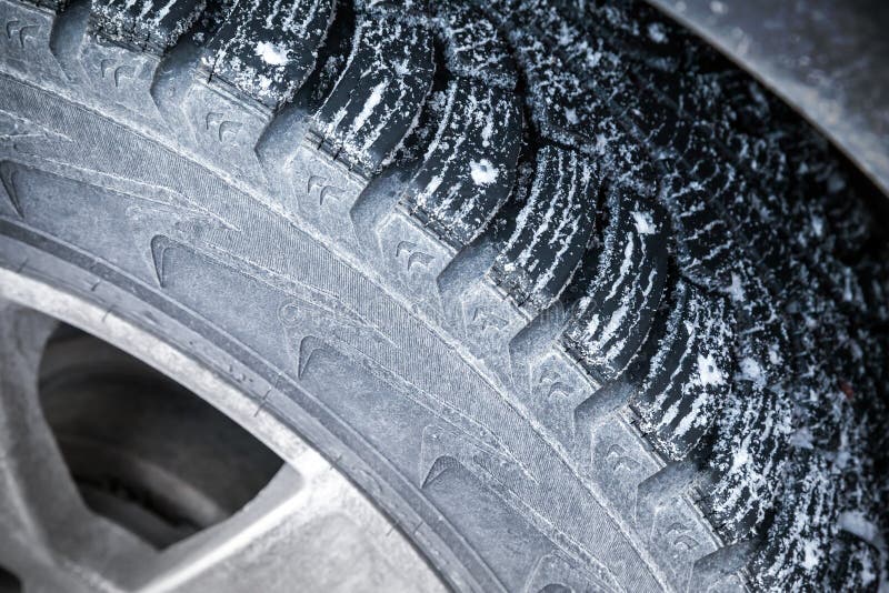 Rueda Automotriz Moderna En El Disco De Acero Aislado En Blanco Imagen ...