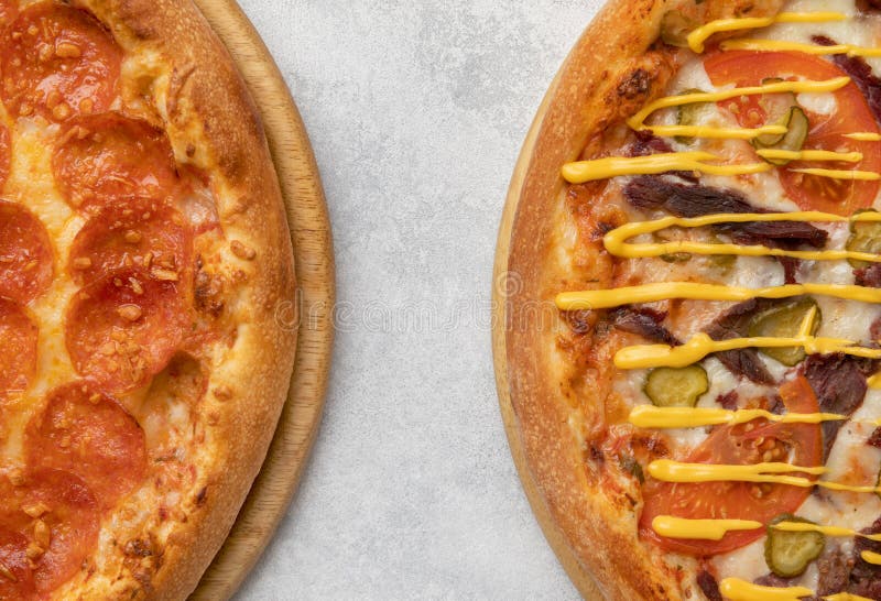 Fragmentos De Dos Pizzas En La Tabla Imagen de archivo - Imagen de ...