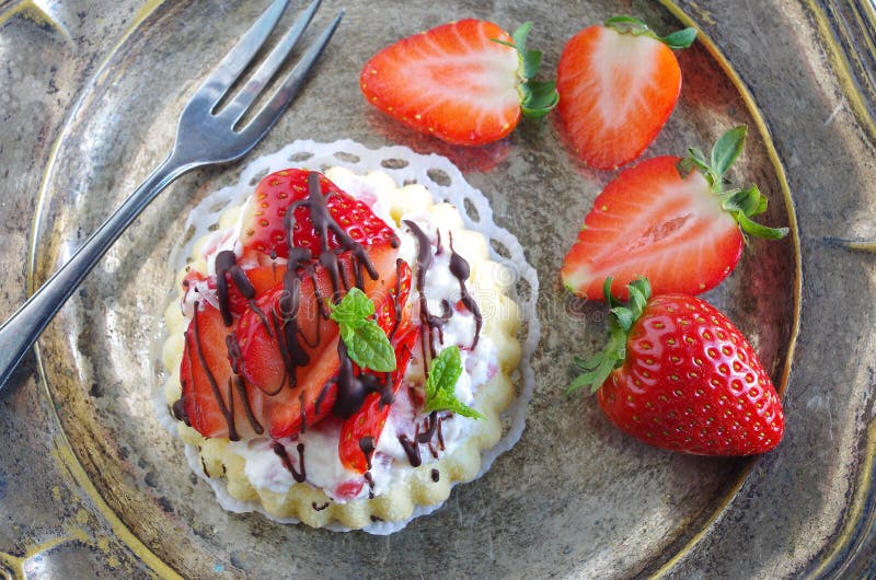 Fragola cake immagine stock. Immagine di mangi, festività - 68440891