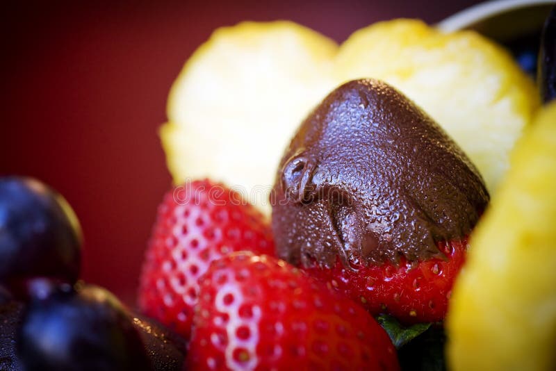 Fragola Chocolate-Covered immagine stock. Immagine di cestino - 13935767