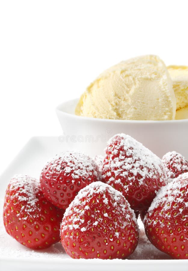 Fragole con Gelato immagine stock. Immagine di glassa - 6079593