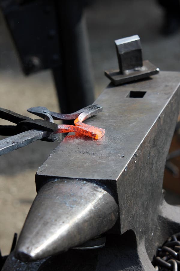 Fragua caliente del hierro imagen de archivo. Imagen de herradura ...