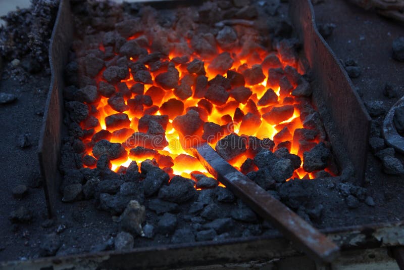 Ascuas Y Llamas De La Fragua De Un Forjador Imagen de archivo - Imagen ...