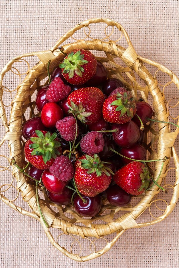 Fraise, Cerise, Framboise Et Myrtille Photo stock - Image du nutrition ...