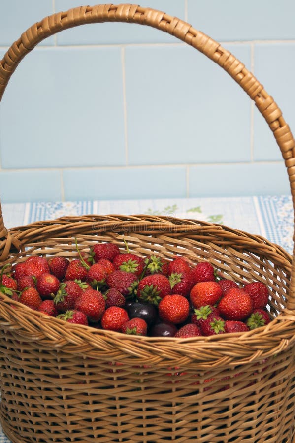 Fraise Dans Le Panier En Osier Photo stock - Image du jardin, osier ...