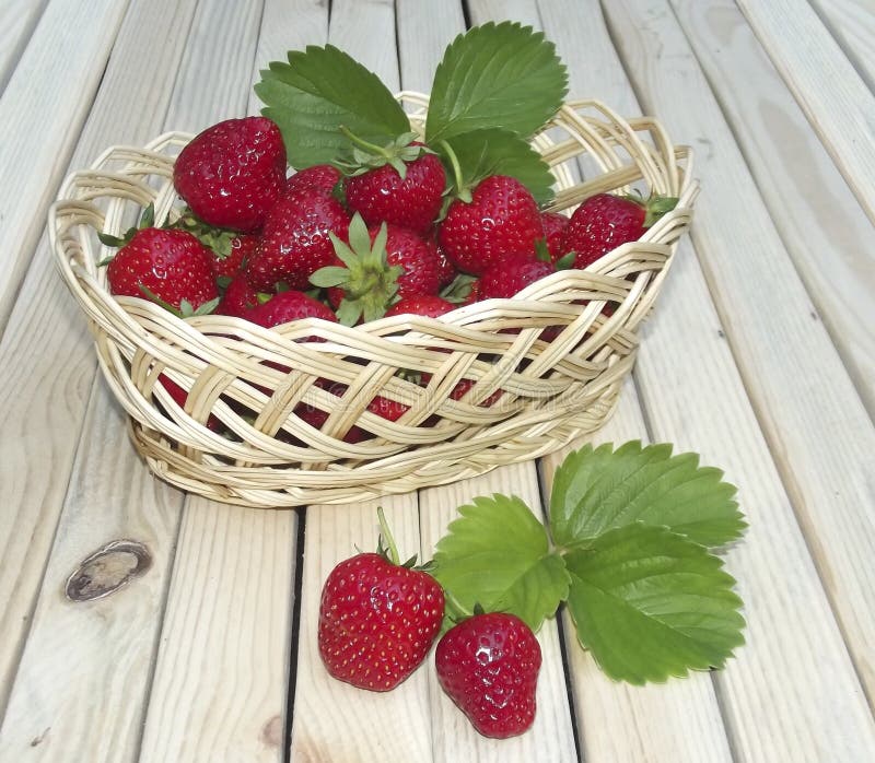 Fraises Dans Un Petit Panier Fraise Fraîche Photo stock - Image du ...