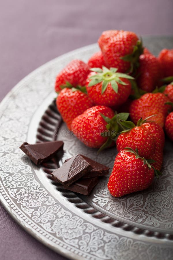 Fraise Et Chocolat De Plat De Vintage Image stock - Image du chocolat ...