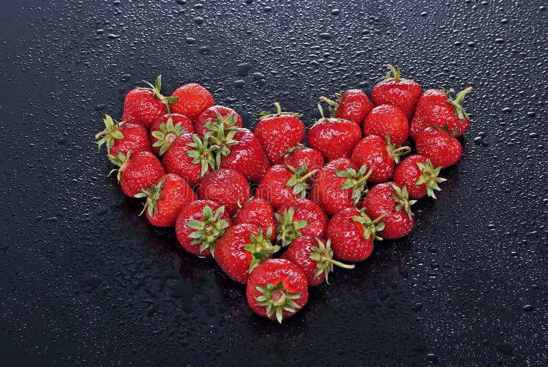 Fraises d'amour photo stock. Image du surprendre, février - 35650132