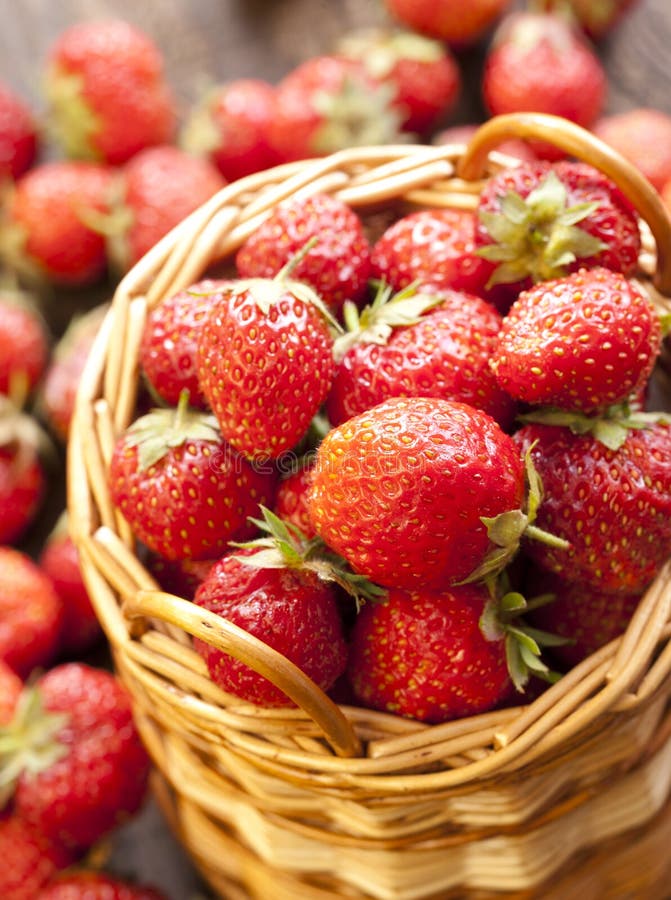 Fraises dans un panier photo stock. Image du cuvette - 22996312