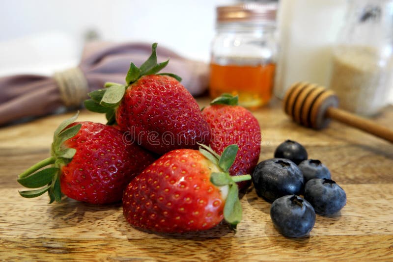 Fraises Dans Une Pile Avec Des Myrtilles Image stock - Image du dessert ...