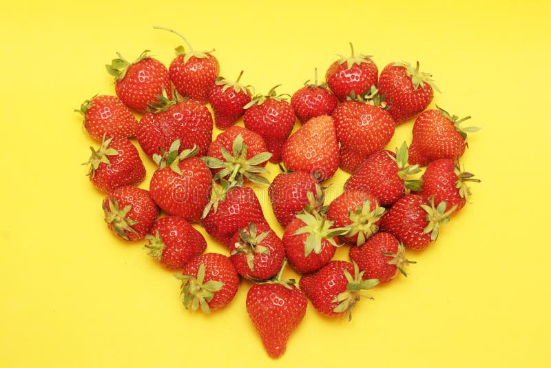 Fraises en forme de coeur image stock. Image du fruit - 5693421