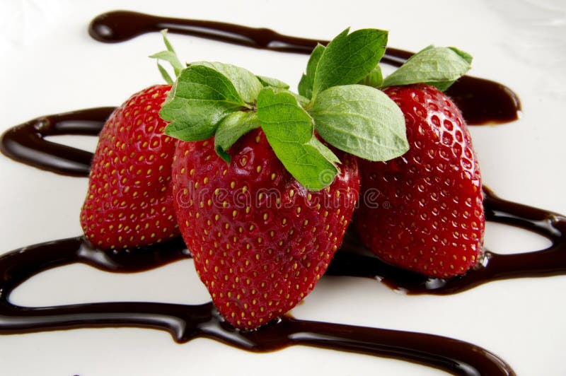 Fraises et chocolat image stock. Image du sain, dessert - 2117077