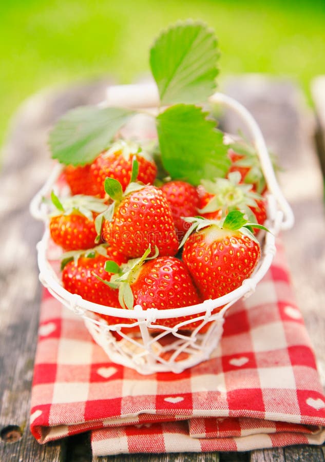 Fraises dans un panier photo stock. Image du panier, dans - 22996312