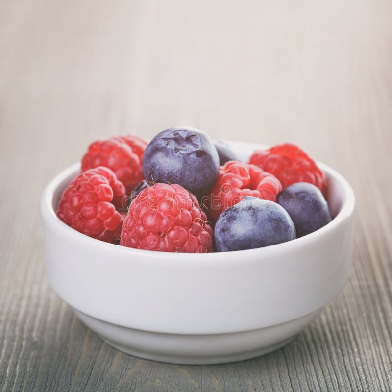 Framboises Et Myrtilles Dans La Cuvette Blanche Image stock - Image du ...