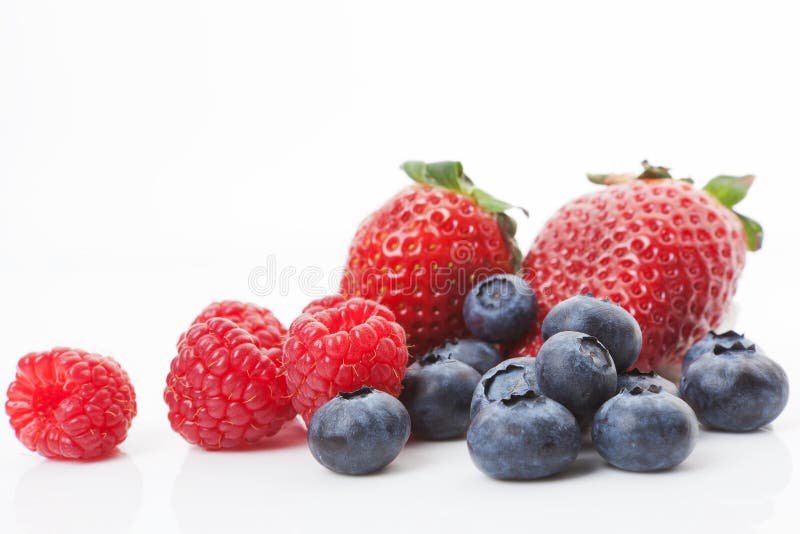 Framboises, Myrtilles Et Fraises. Image stock - Image du projectile ...