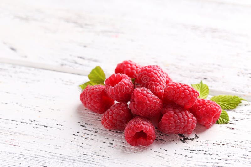 Framboises rouges photo stock. Image du fruité, personne - 56700000