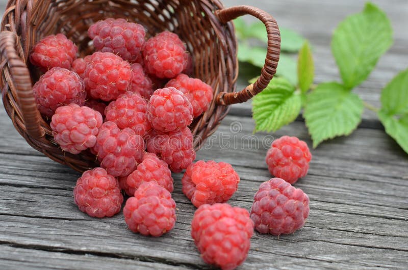 Frambuesas Rojas En La Tabla Blanca, Detalle Foto de archivo - Imagen ...