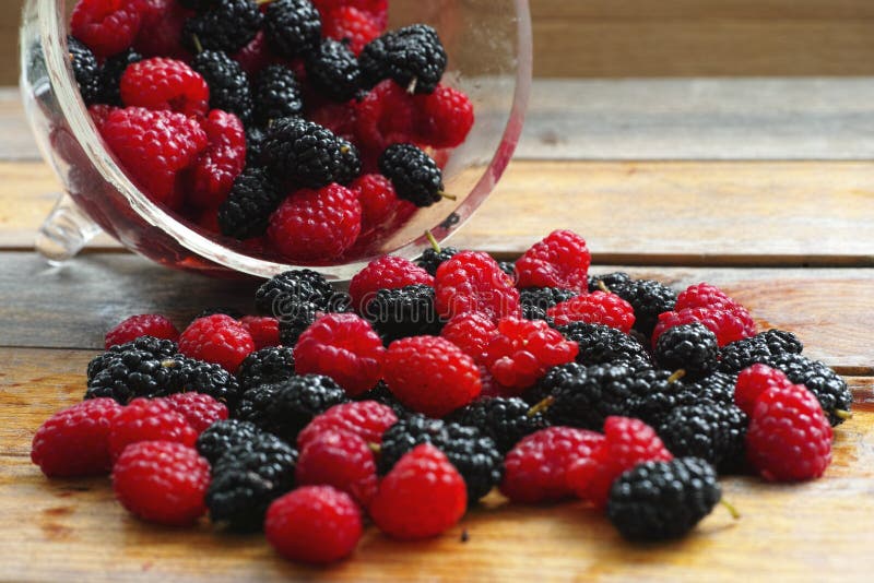 Frambuesas y moras frescas foto de archivo. Imagen de textura - 42173300