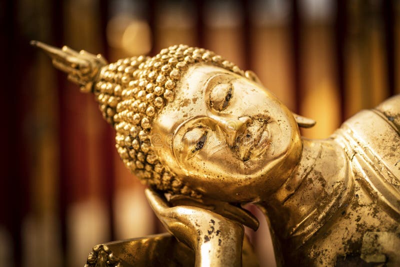 Framsida Av Den Guld- Buddhastatyn Och Thai Konstarkitektur I Wat ...