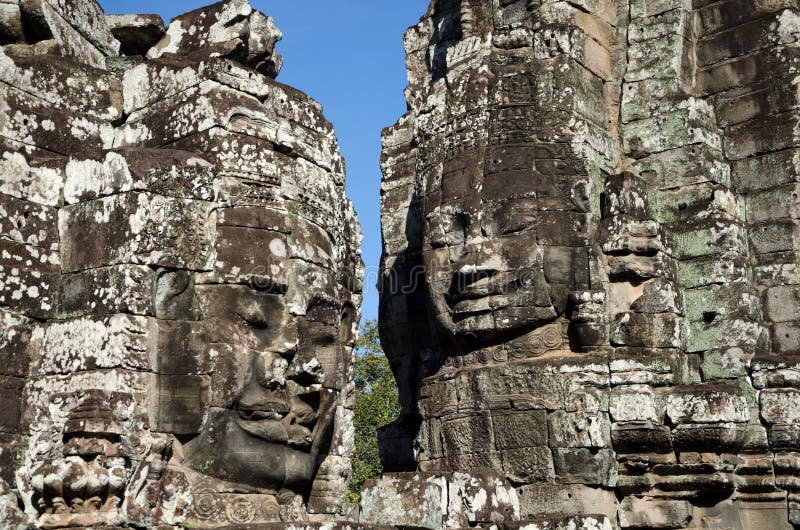 Framsidor Av Den Bayon Templet I Angkor Thom Fotografering för ...