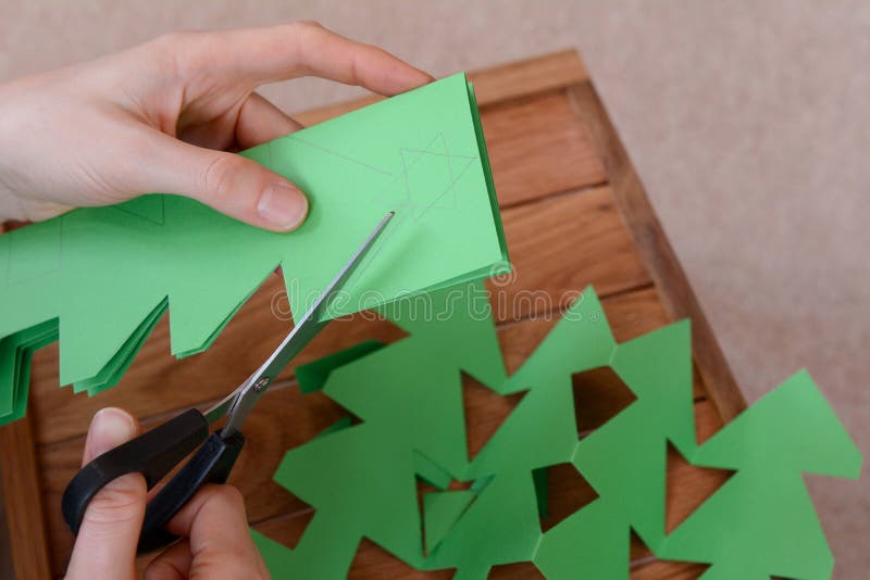 Klippa En Pappers- Julgrankedja Arkivfoto - Bild av kedja, skärande ...