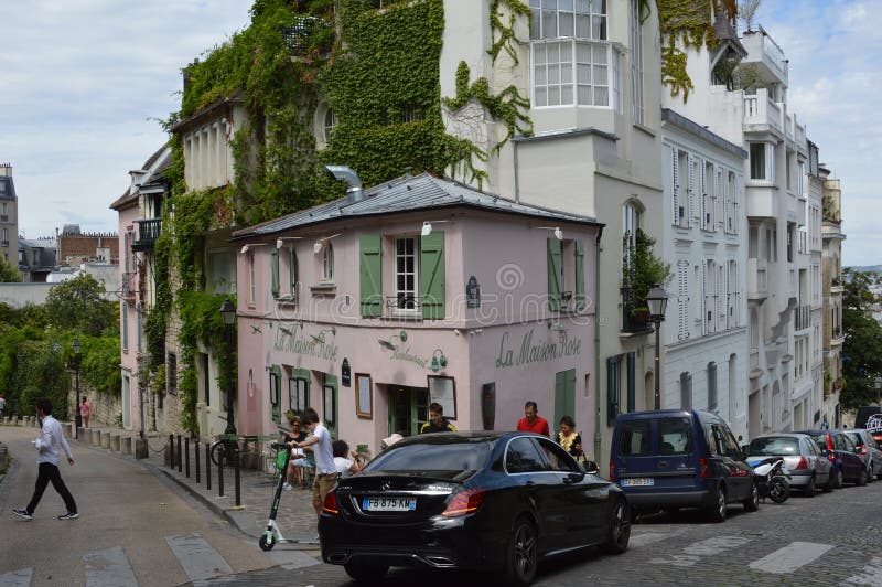 Francia, Parigi, Strada a Montmartre Immagine Editoriale - Immagine di ...