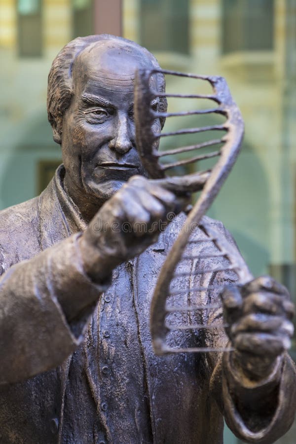Francis Crick Statue En Northampton Imagen editorial - Imagen de nobel ...