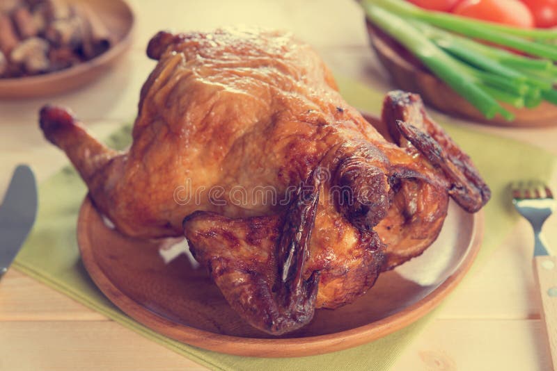 Frango Assado Inteiro Pronto Para Comer Imagem de Stock - Imagem de ...