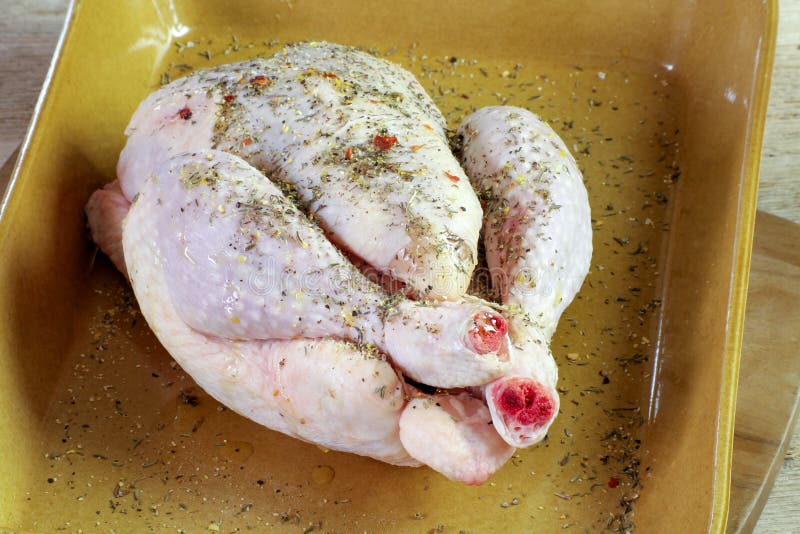 Frango Cru Em Prato De Assar Imagem de Stock - Imagem de cozinhar, loja ...