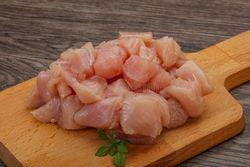 Frango Cru Picado Para Cozinhar Foto de Stock - Imagem de madeira ...