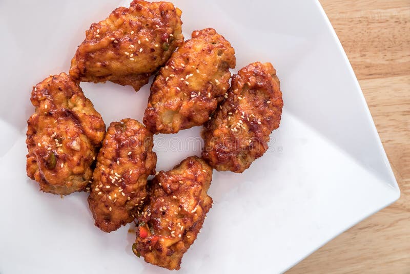 Frango Frito Coreano Servido Com Arroz E Kimchi Imagem de Stock ...
