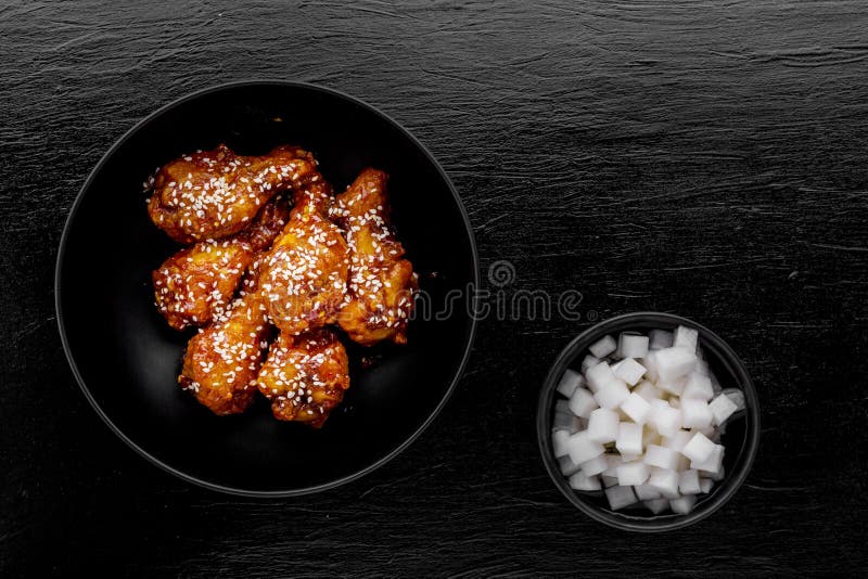 Frango frito coreano foto de stock. Imagem de prato - 221396736