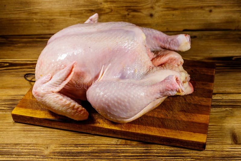 Frango Inteiro Cru Com Especiarias Em Mesa De Madeira. Vista Superior ...