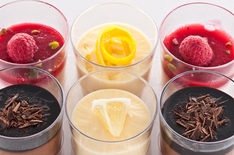 Het Franse Dessert Van De Framboos Stock Afbeelding - Image of culinair ...