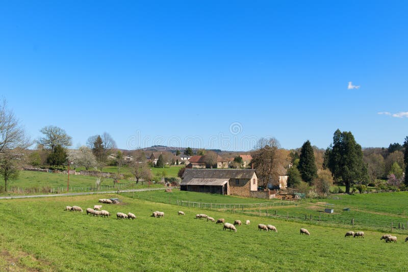 Frans landschap - Bretagne stock afbeelding. Image of kerk - 139534721