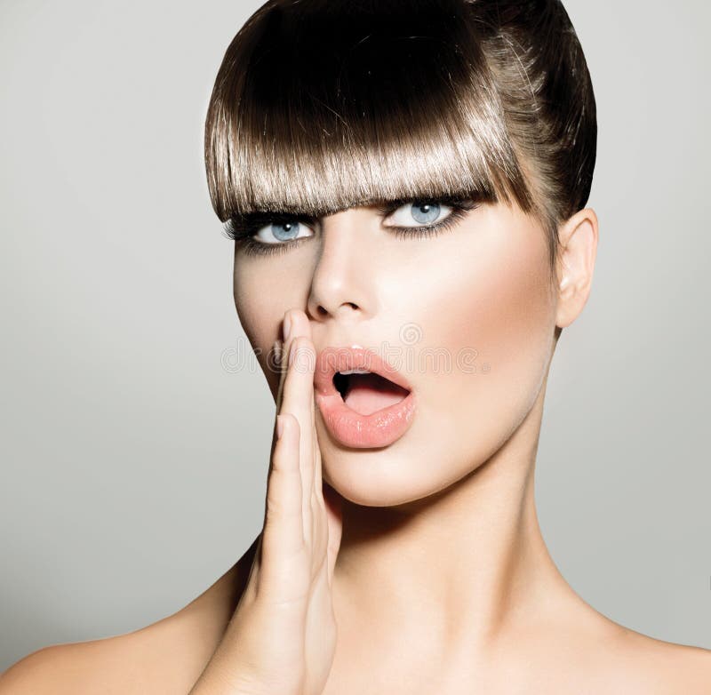 Franse Mode-Modell-Girl with Trendy-Frisur Haarschnitt Stilvolles ...